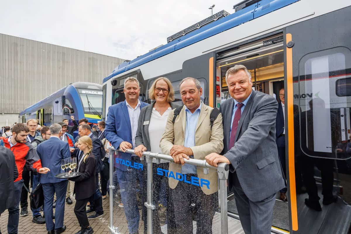 Erstes Fahrzeug aus dem TramTrain-Projekt auf der Inno-Trans in Berlin ...